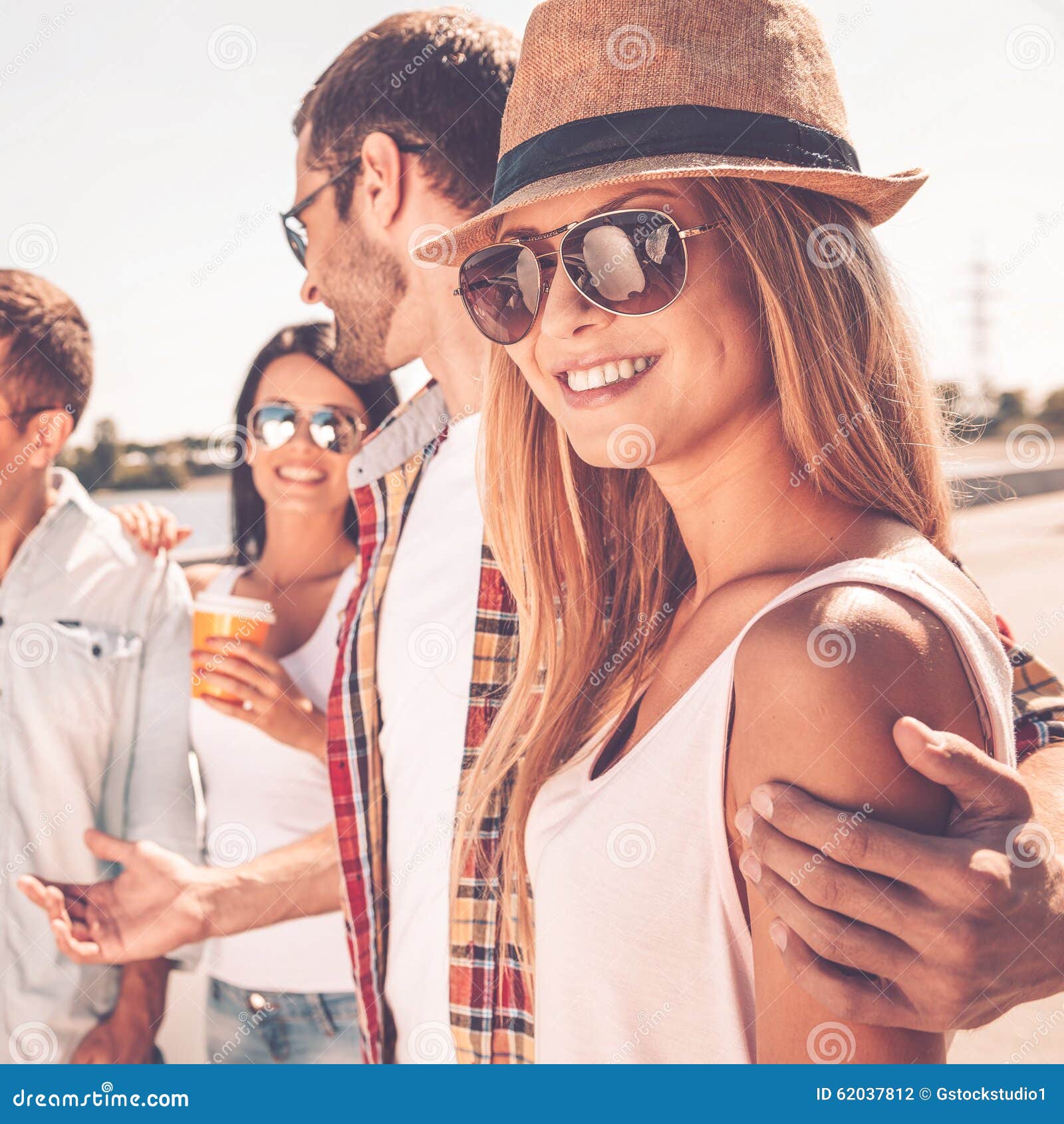 Genießen Von Zeit Mit Freunden Stockfoto - Bild von auto, land: 62037812