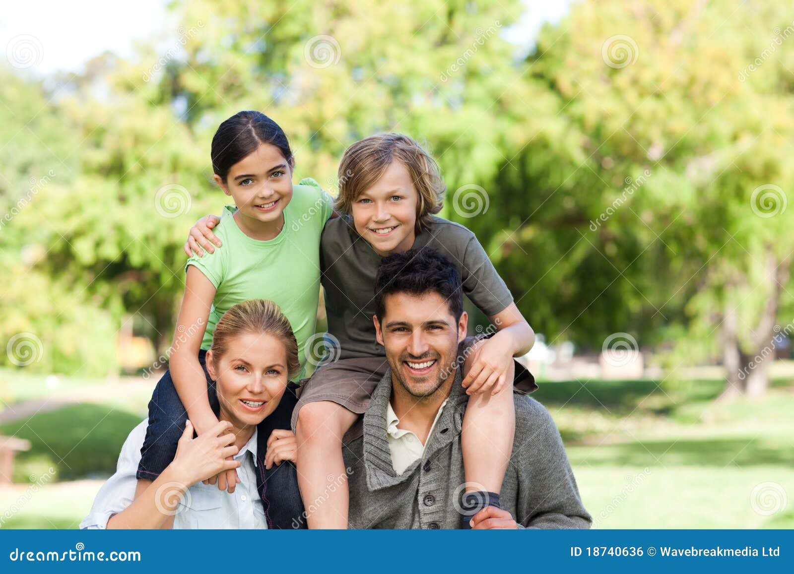 Genitori Che Danno a Bambini Un a Due Vie Fotografia Stock - Immagine ...