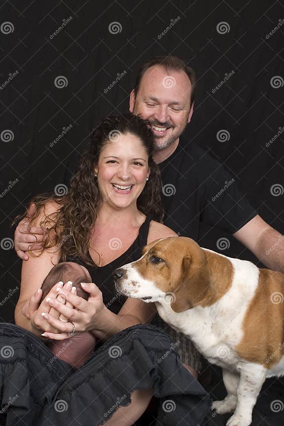 Genitori Con Il Bambino E Cane Fotografia Stock - Immagine di padre ...