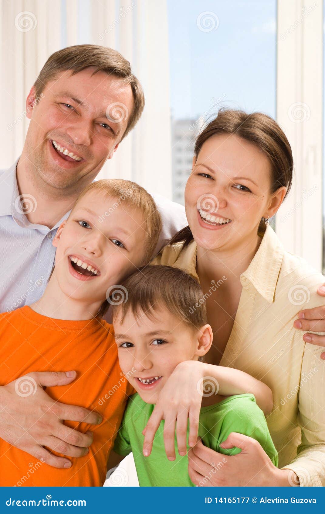 Genitori Felici Con Due Bambini Immagine Stock - Immagine di piacere ...