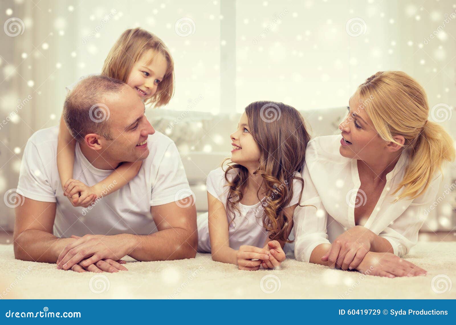 Genitori Sorridenti E Due Bambine a Casa Immagine Stock - Immagine di ...