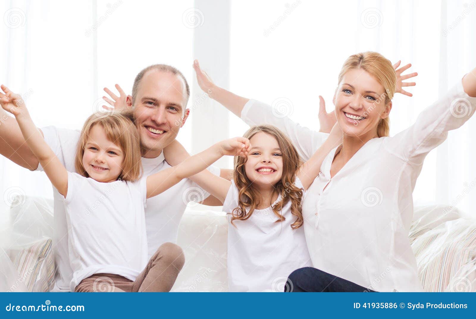 Genitori Sorridenti E Due Bambine a Nuova Casa Fotografia Stock ...