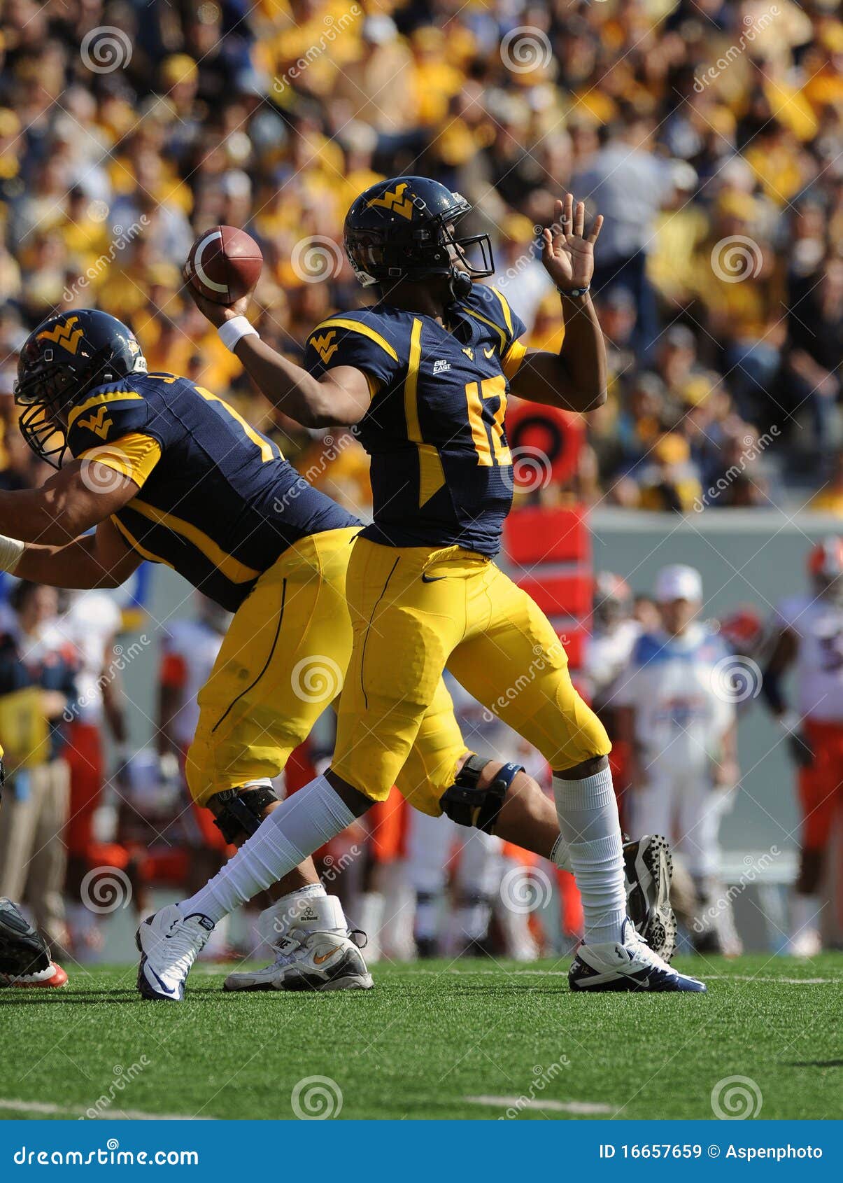 Geno Smith Passing - WVU Football Editorial Stock Image - Image of ...