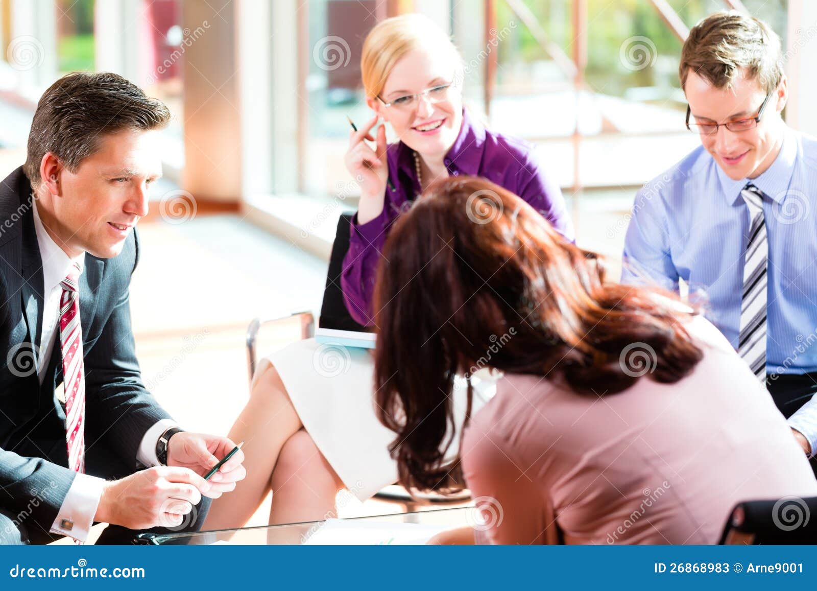 Gens D'affaires Ayant Le Contact Dans Le Bureau Image stock - Image du ...