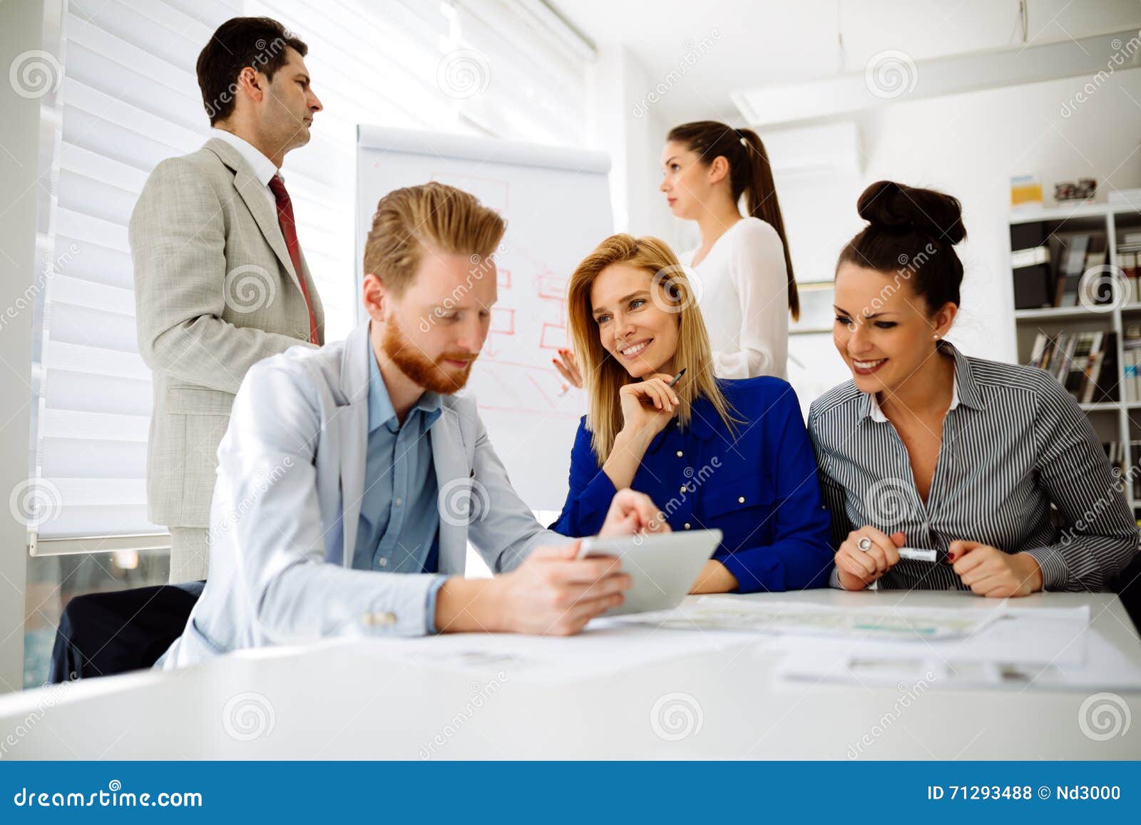 Gens D'affaires Dans Le Bureau Photo stock - Image du gestionnaire ...