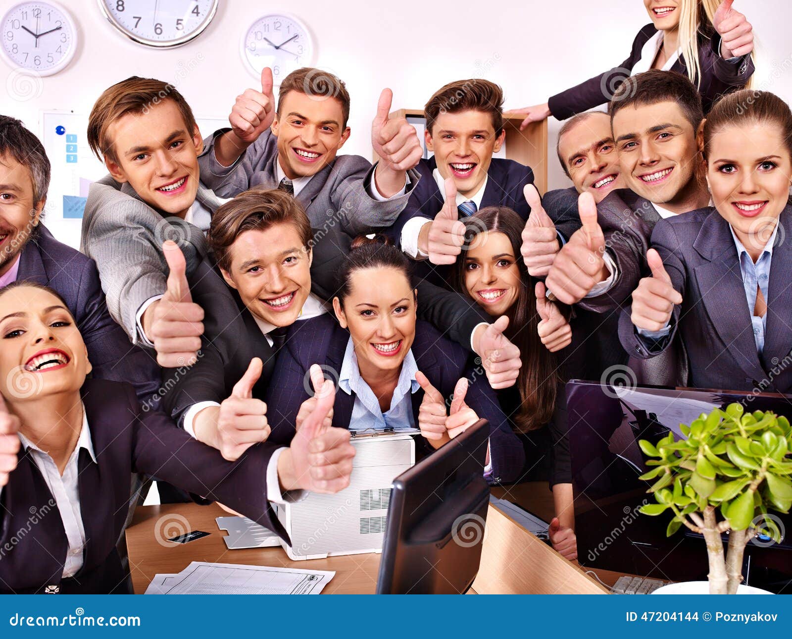 Gens D'affaires De Groupe Dans Le Bureau Photo stock - Image du fille, affaires: 47204144