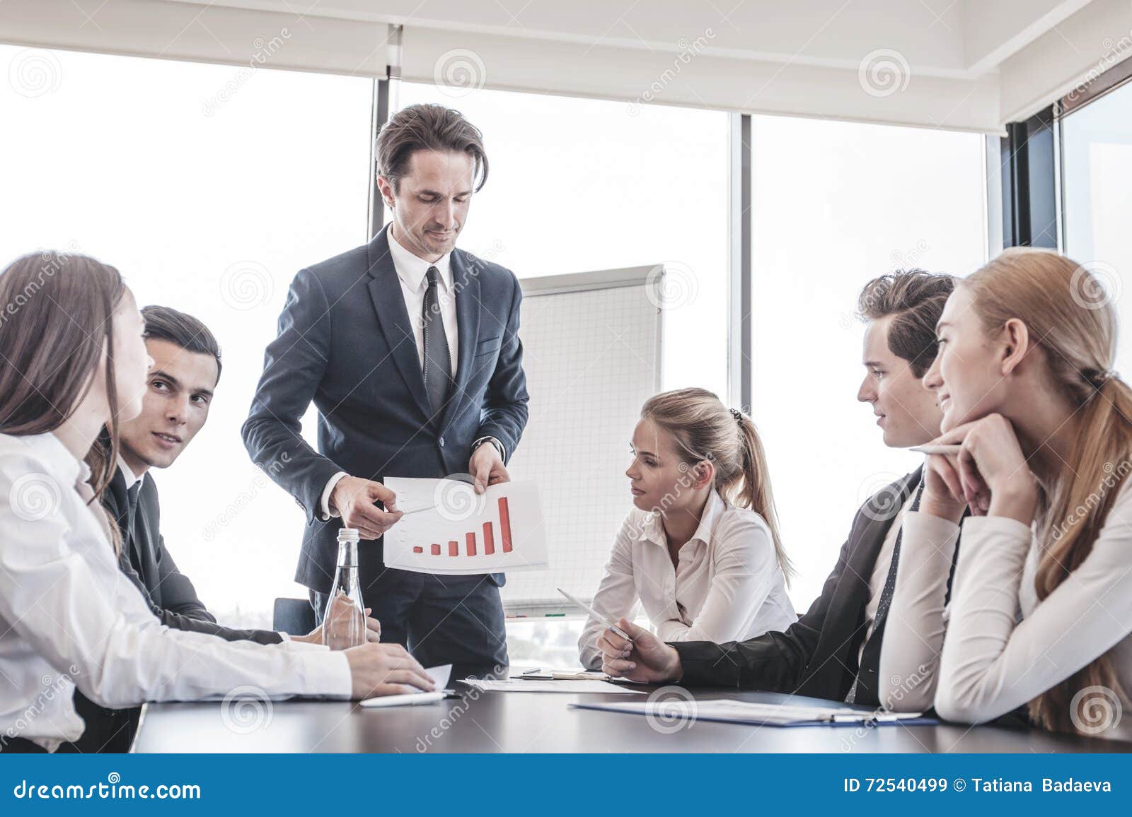 Gens D'affaires Discutant Des Diagrammes Image stock - Image du plan ... Gens D'affaires Discutant Des Diagrammes Image stock - Image du plan ...