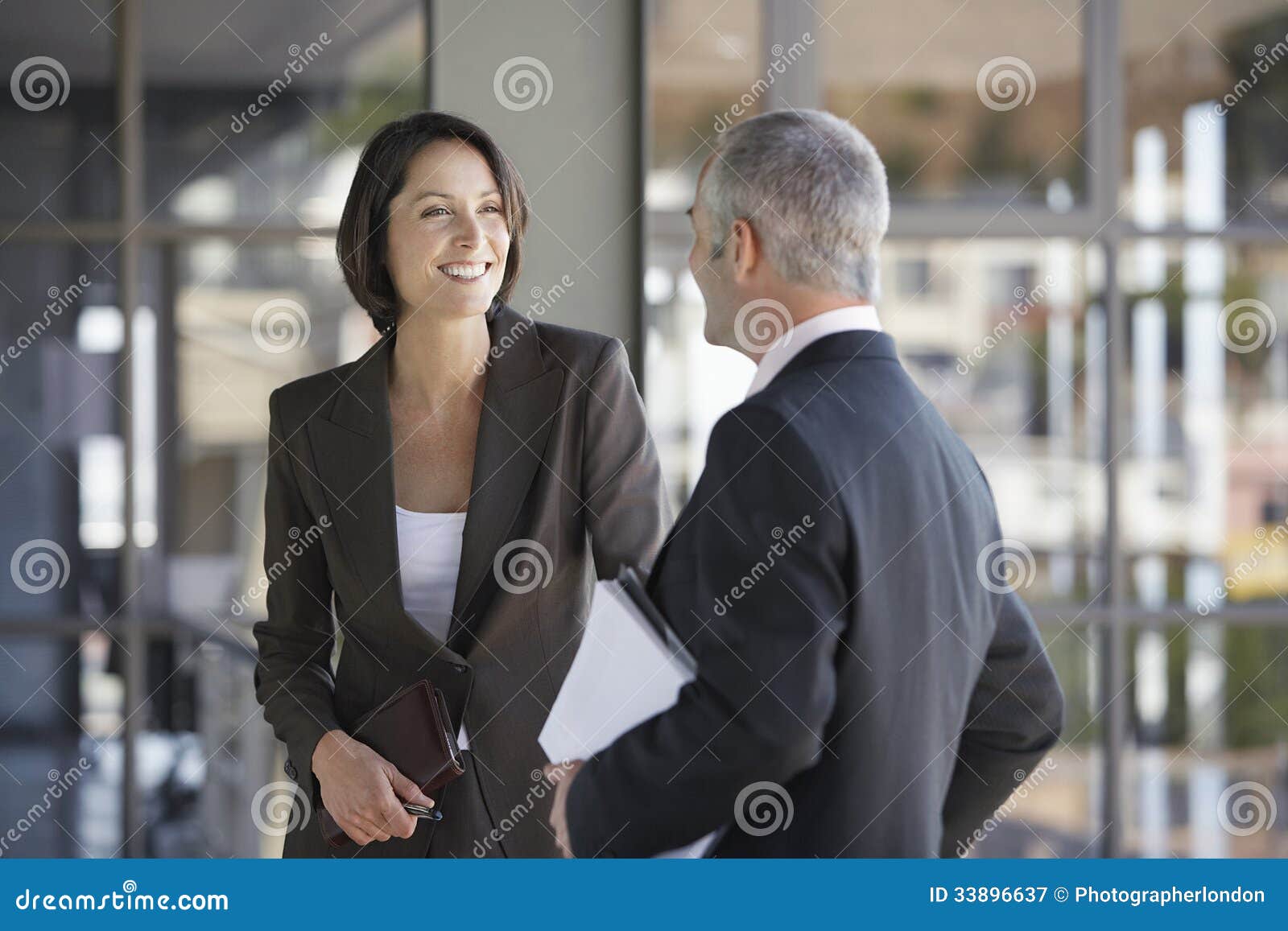 Gens D'affaires Parlant Dans Le Bureau Image stock - Image du confiant ...