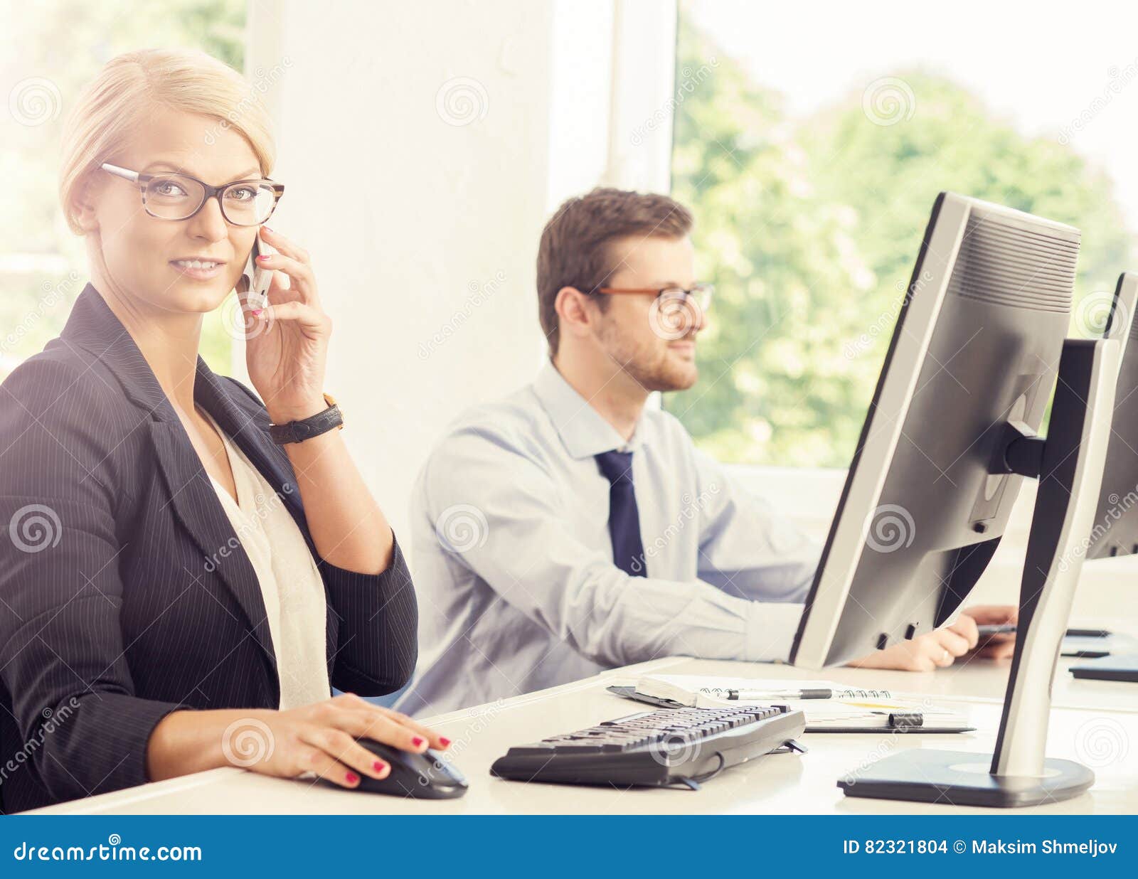 Gens D'affaires Travaillant Dans Le Bureau Photo stock - Image du ...