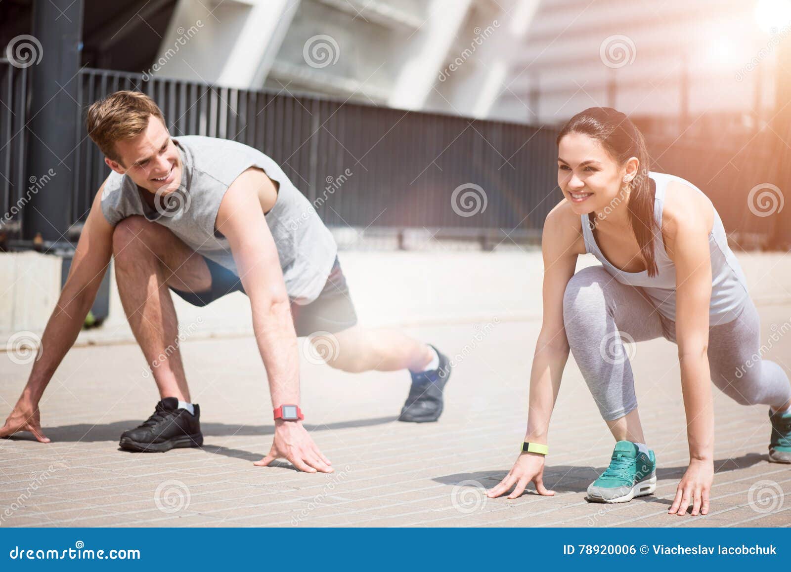 Gente Activa Alegre Que Se Prepara Para Un Funcionamiento Junto Foto de ...