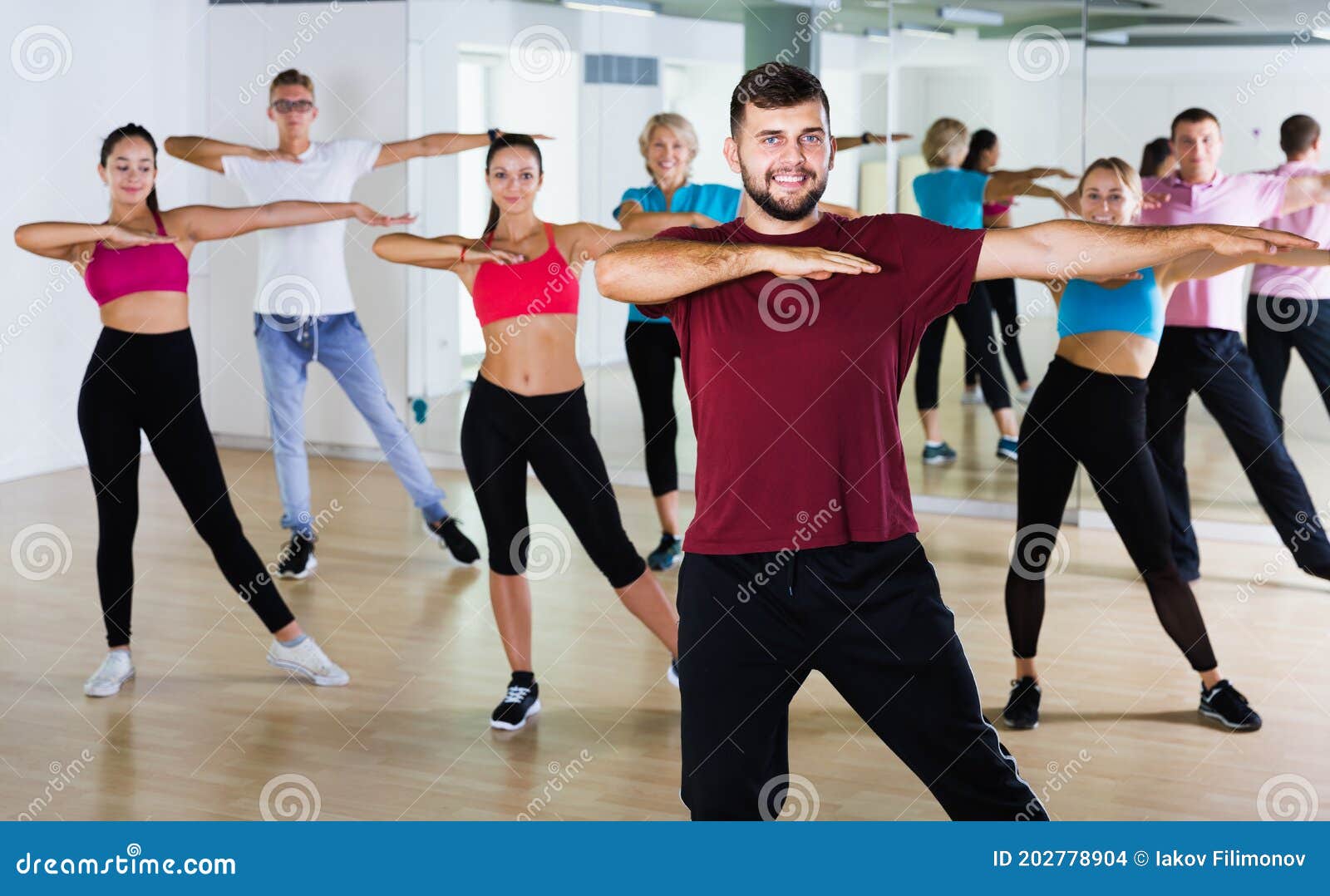 Gente Bailando En Clase De Baile Foto De Archivo Imagen De Espacio