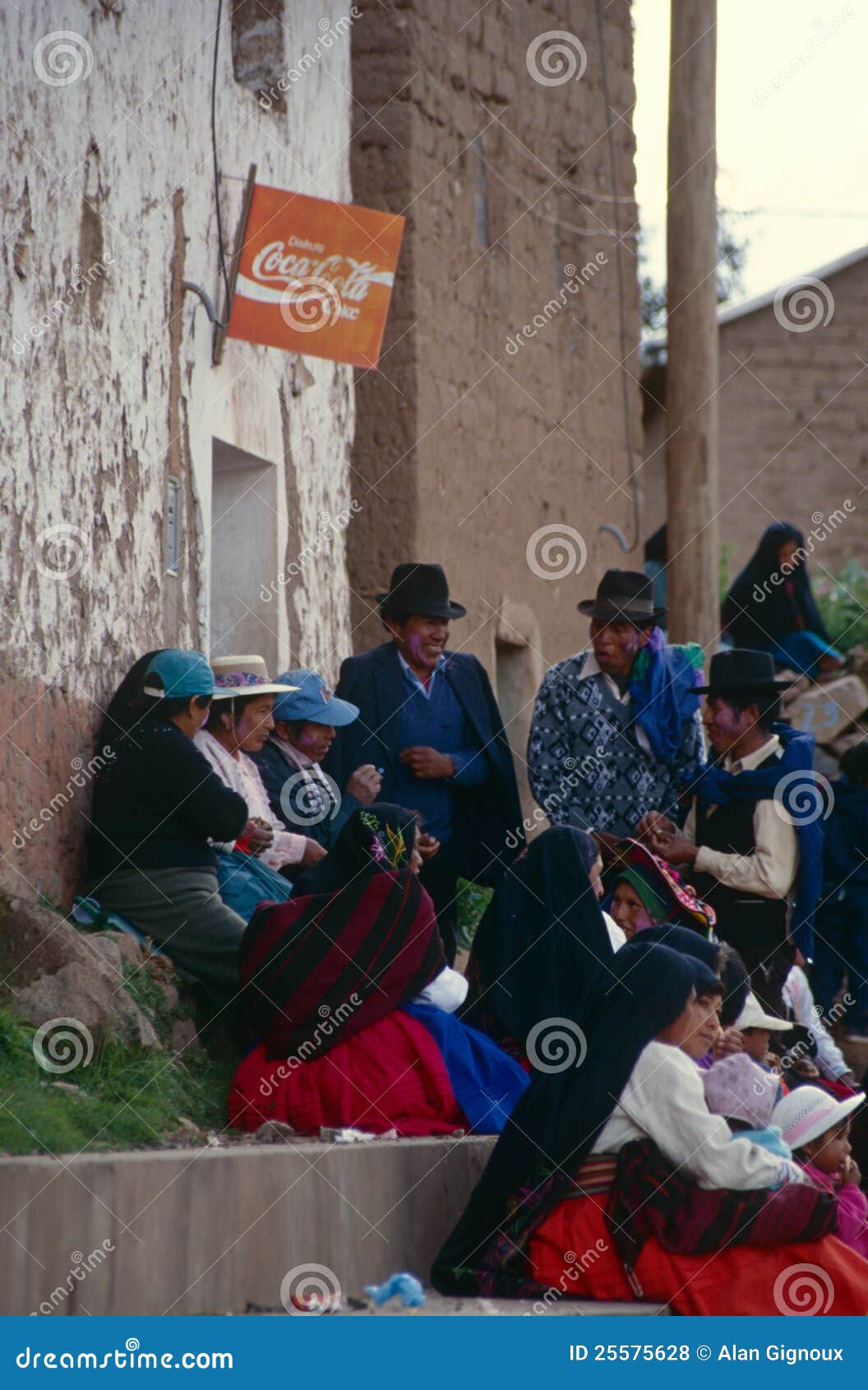 Gente Colorido Attired En Perú. Foto de archivo editorial - Imagen de ...