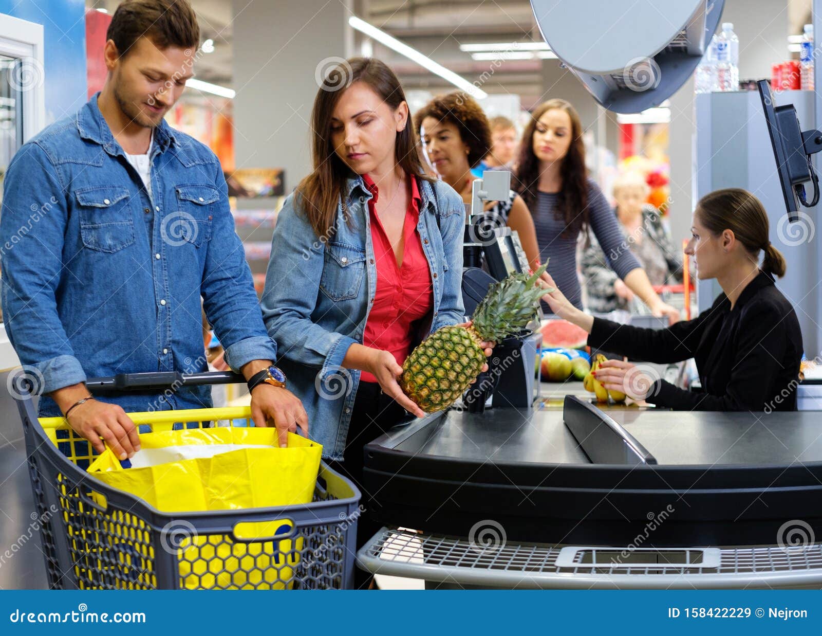 Gente Comprando Bienes En Un Supermercado Imagen de archivo - Imagen de ...