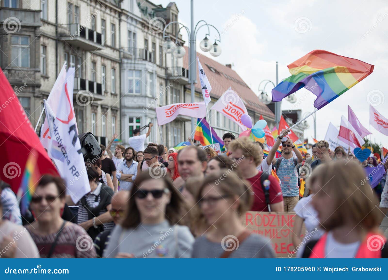 Gente Con Banderas De Arco Iris Durante La Marcha Por La Igualdad Lgbt