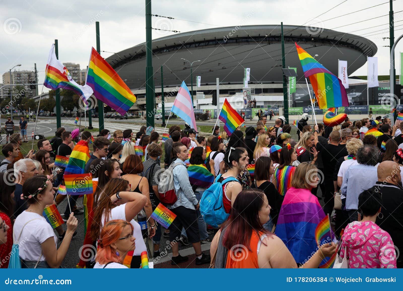 Gente Con Banderas De Arco Iris Durante La Marcha Por La Igualdad Lgbt