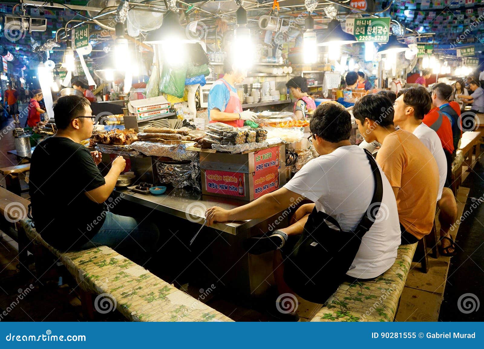Gente Coreana Que Come En El Mercado De La Noche Imagen editorial ...