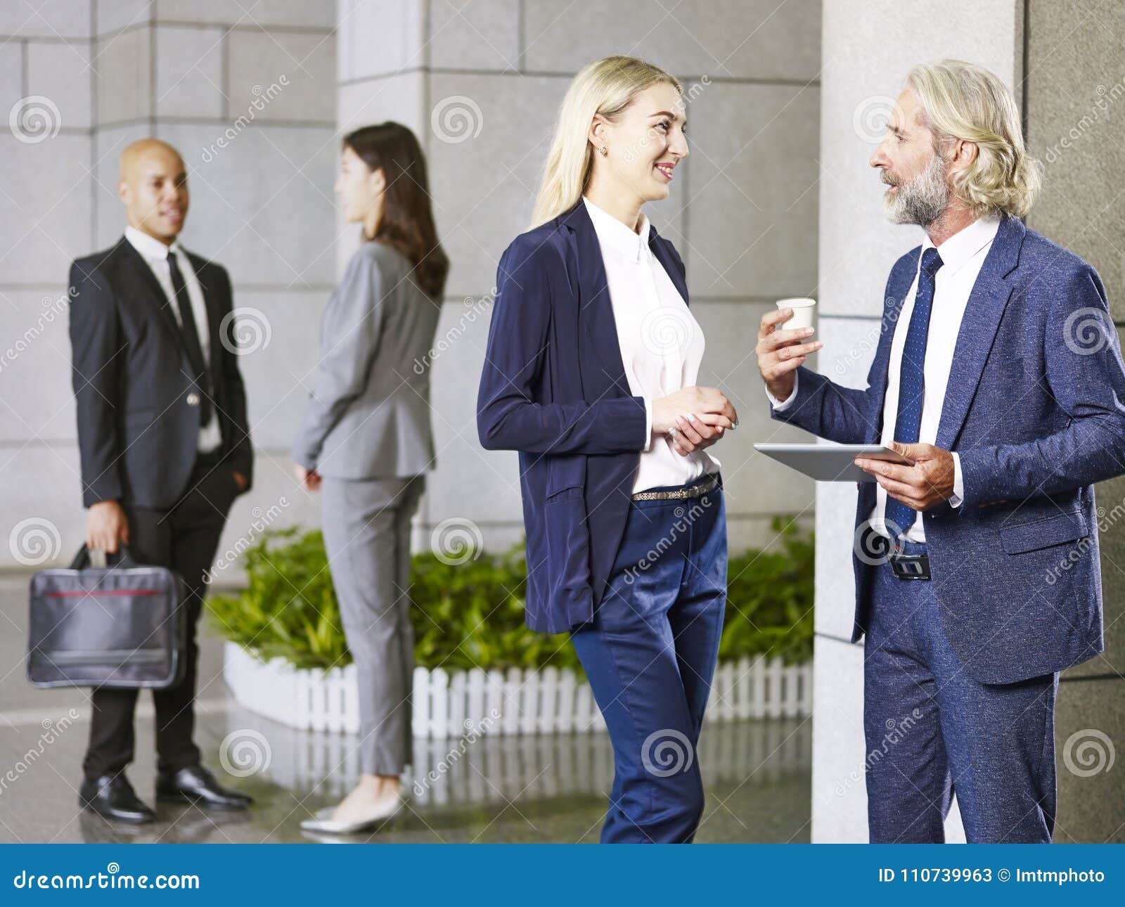 Gente Corporativa Multinazionale Che Sta Parlante Nell'ingresso Del ... Gente Corporativa Multinazionale Che Sta Parlante Nell'ingresso Del ...