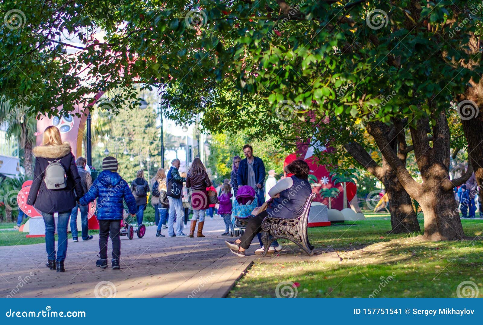 Gente Dando Un Paseo Por El Parque Foto editorial - Imagen de amor ...