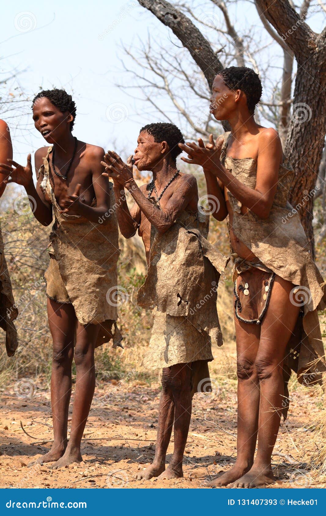 Gente De La Tribu De San En Namibia Imagen de archivo - Imagen de grupo, colectores: 131407393