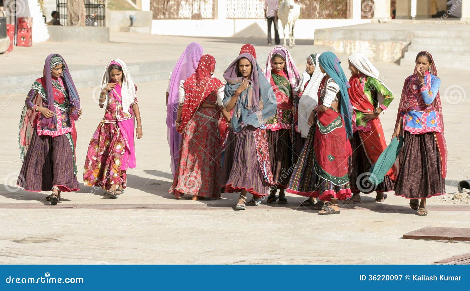 Gente de Rebari fotografía editorial. Imagen de mayor - 36220097