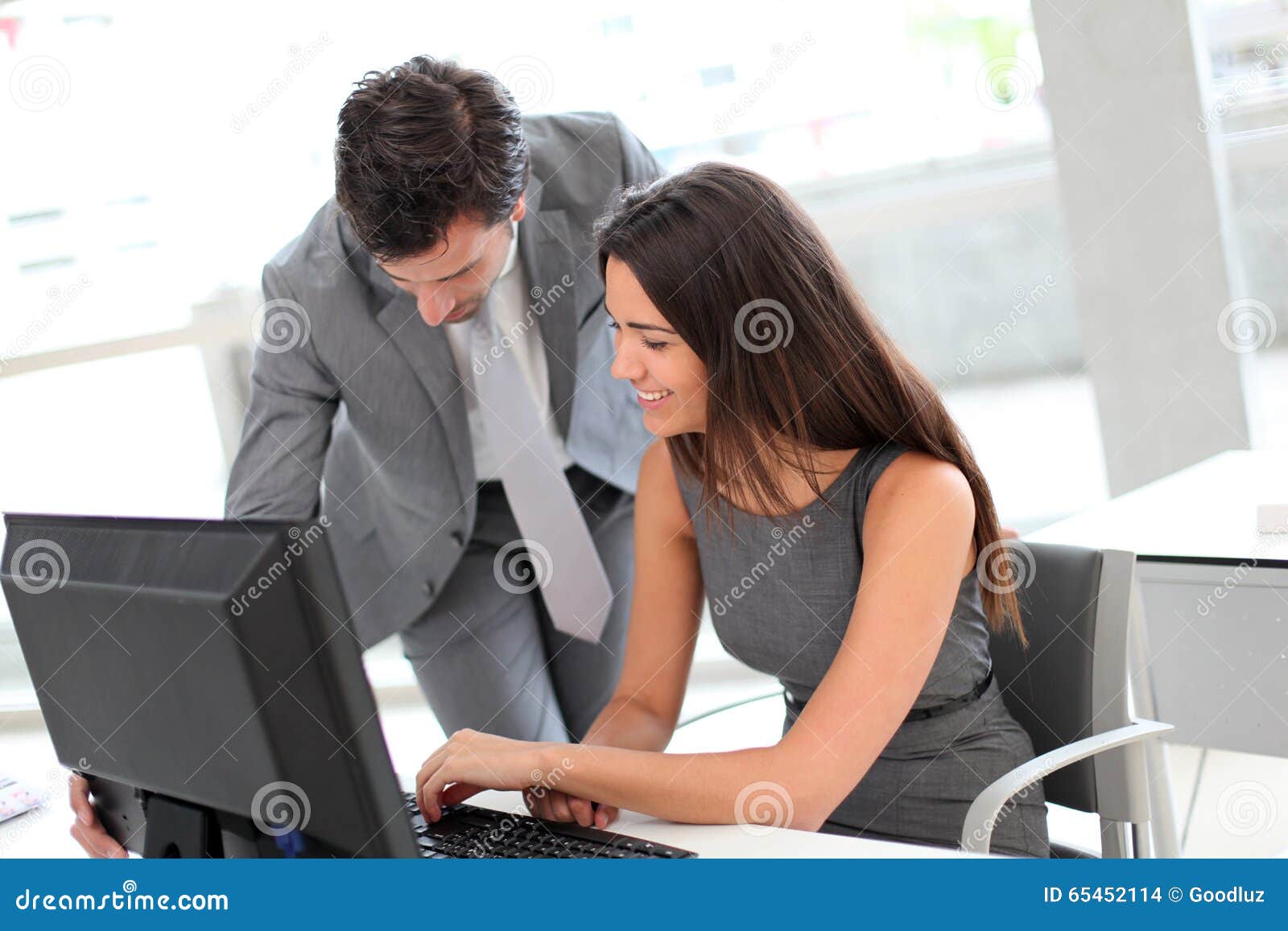 Gente Di Affari All'ufficio Che Lavora Al Computer Fotografia Stock ...