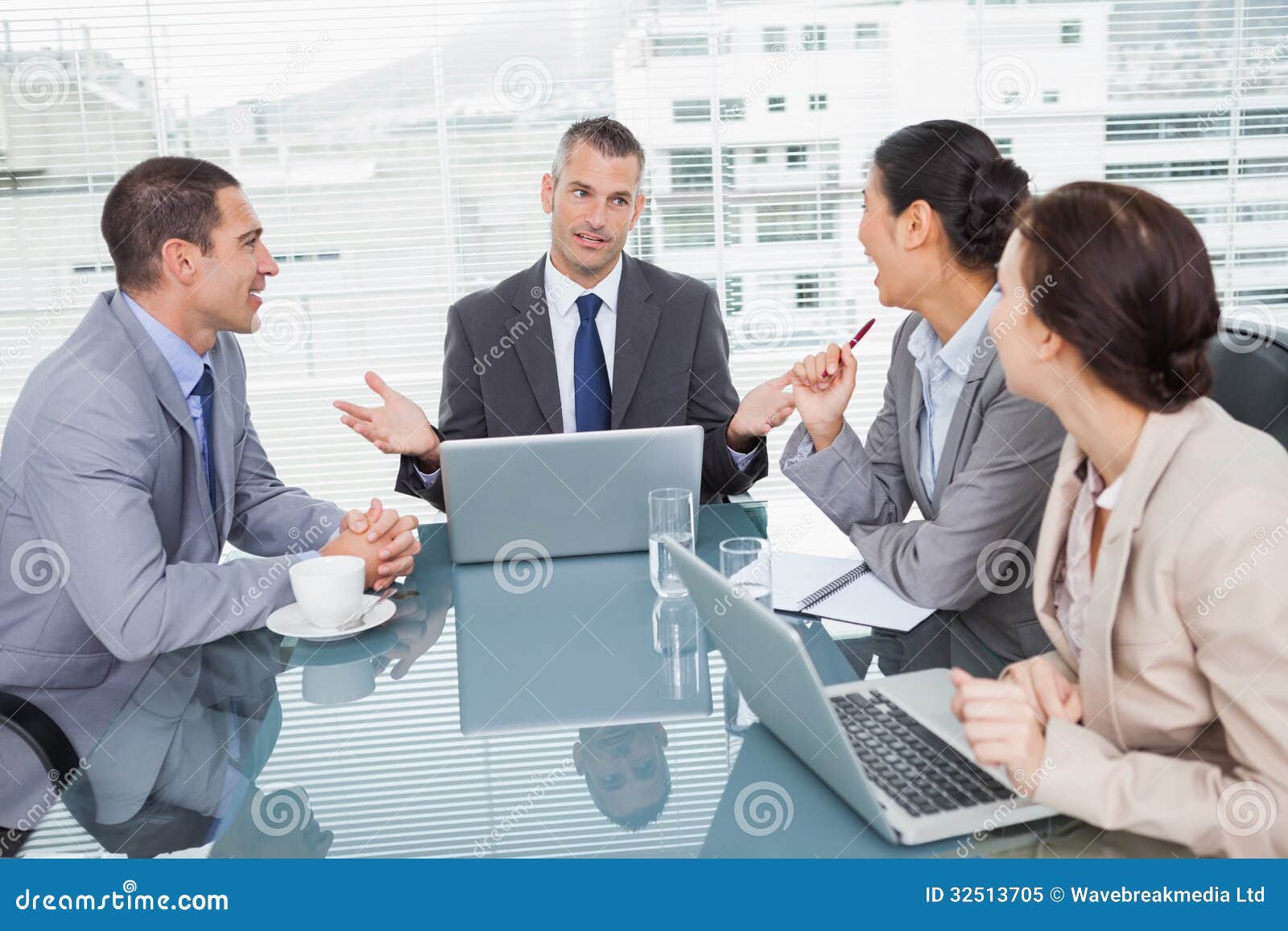 Gente Di Affari Che Collabora Con Il Loro Computer Portatile Immagine ...