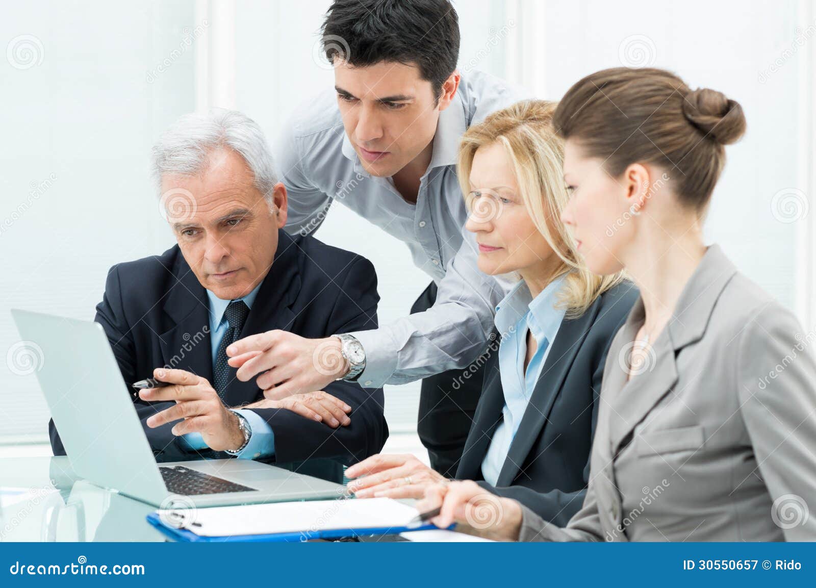 Gente Di Affari Che Lavora Al Computer Portatile Immagine Stock ...