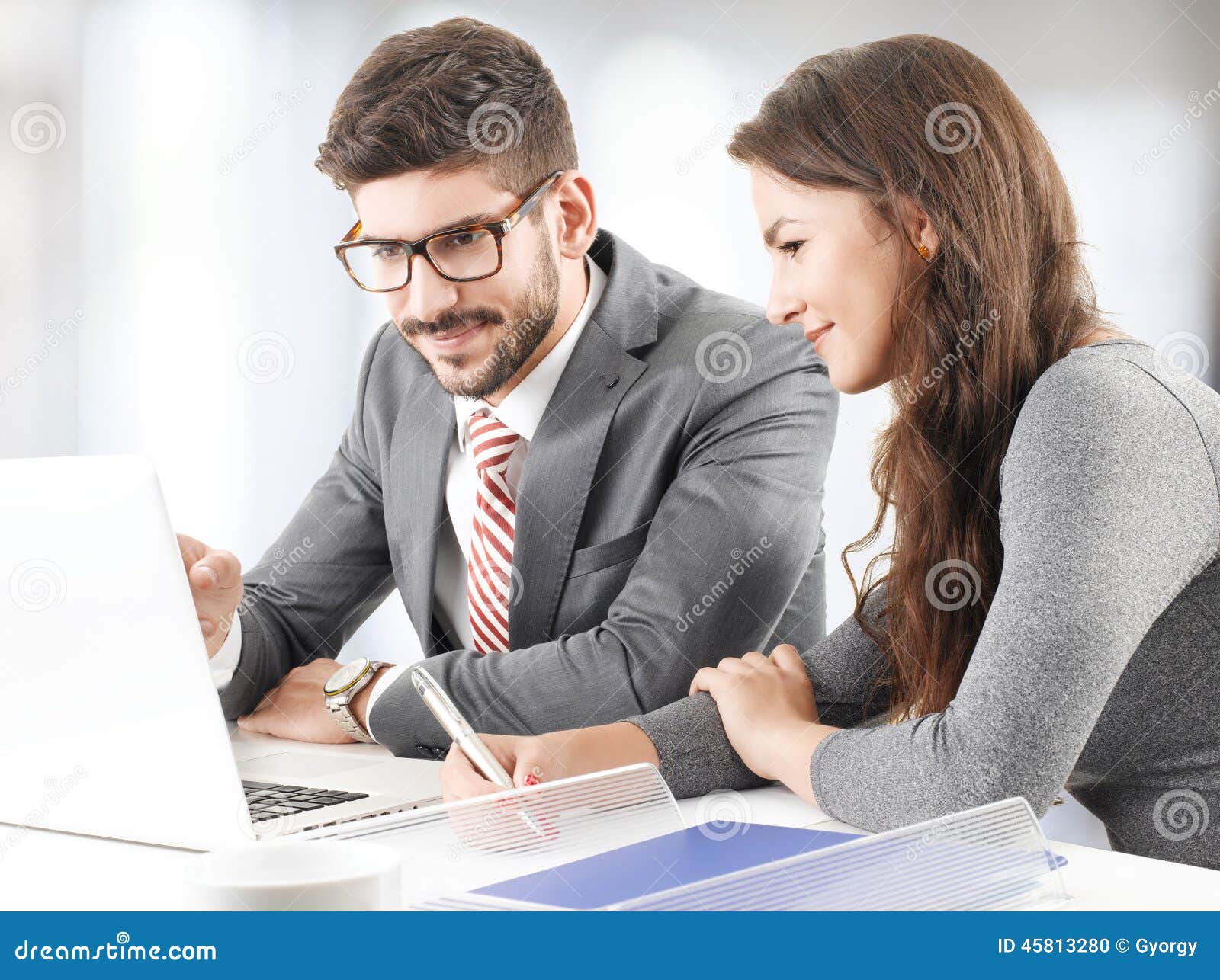 Gente Di Affari Che Lavora Al Computer Portatile Fotografia Stock ...