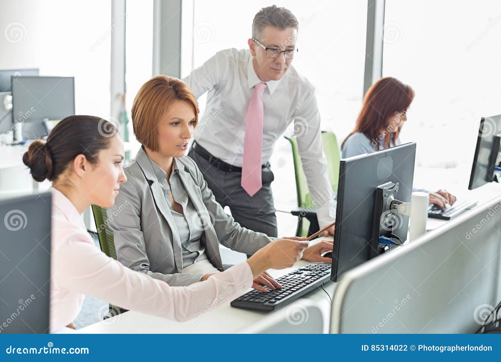 Gente Di Affari Che Lavora Al Computer in Ufficio Fotografia Stock ...