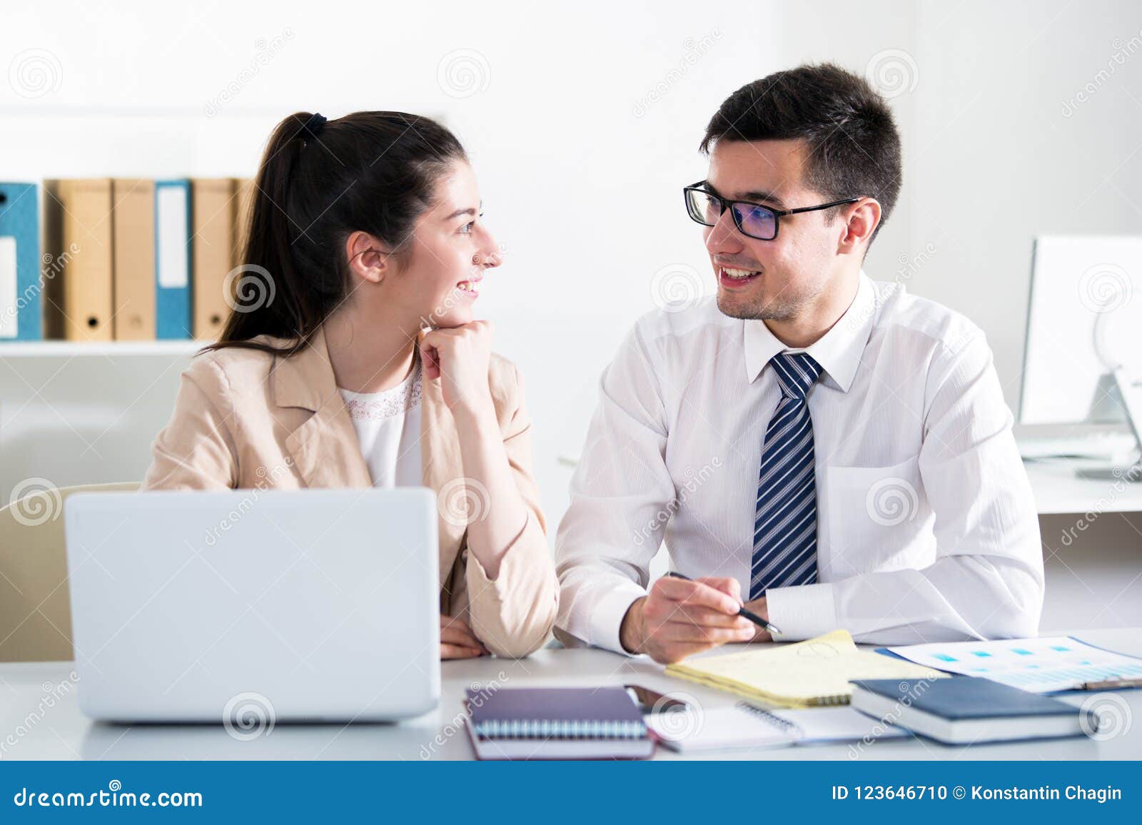 Gente Di Affari Che Lavora Con Il Computer Portatile in Un Ufficio ...