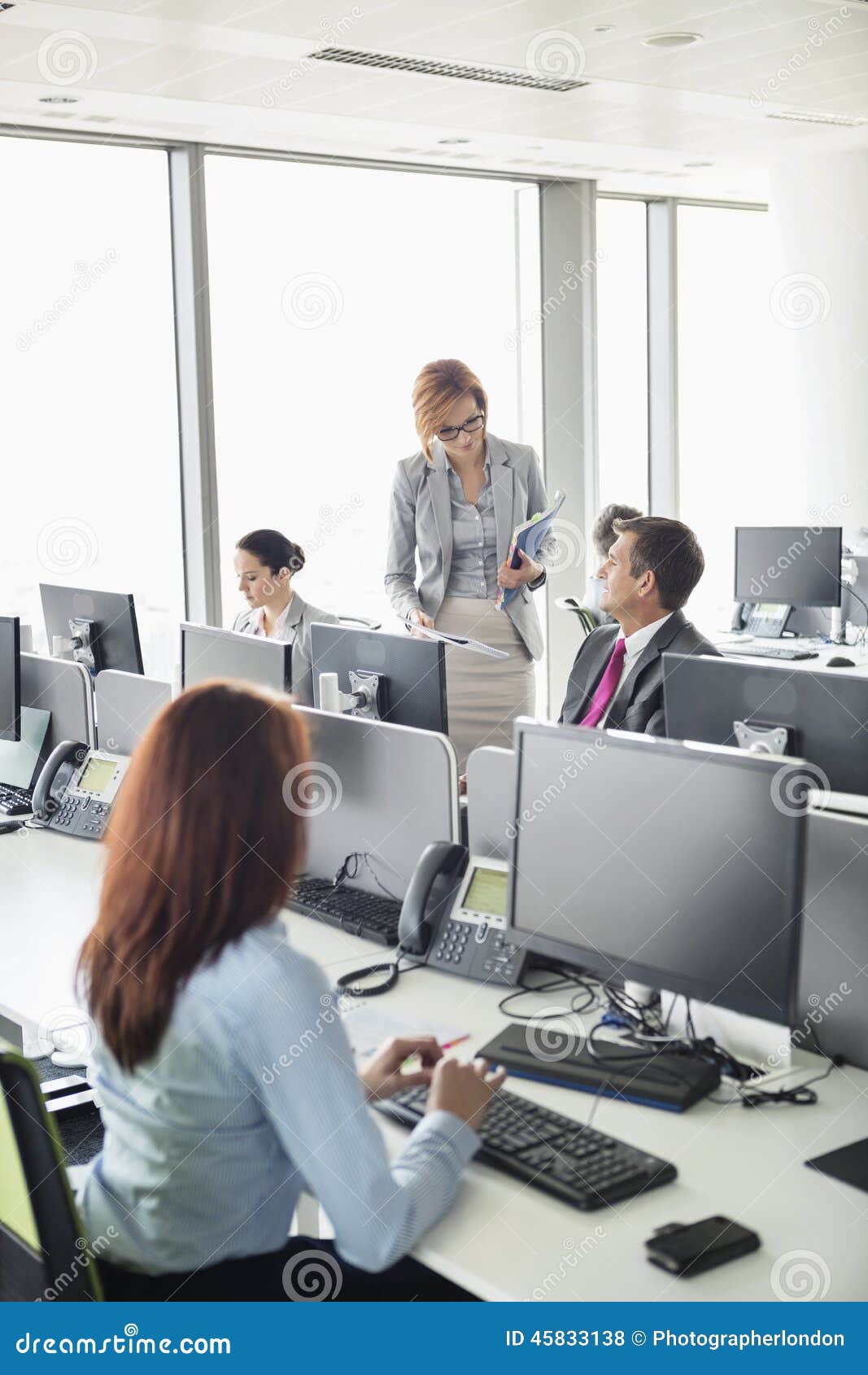 Gente Di Affari Che Lavora in Un Ufficio Open Space Fotografia Stock ...