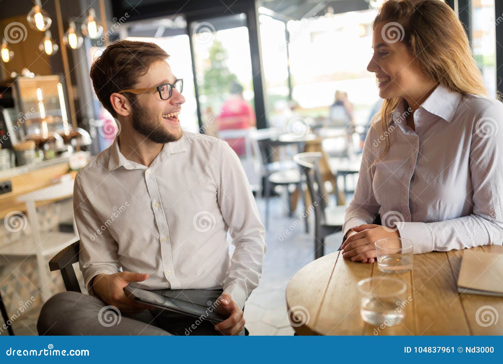 Gente Di Affari Che Parla Insieme E Che Ride Immagine Stock - Immagine ...