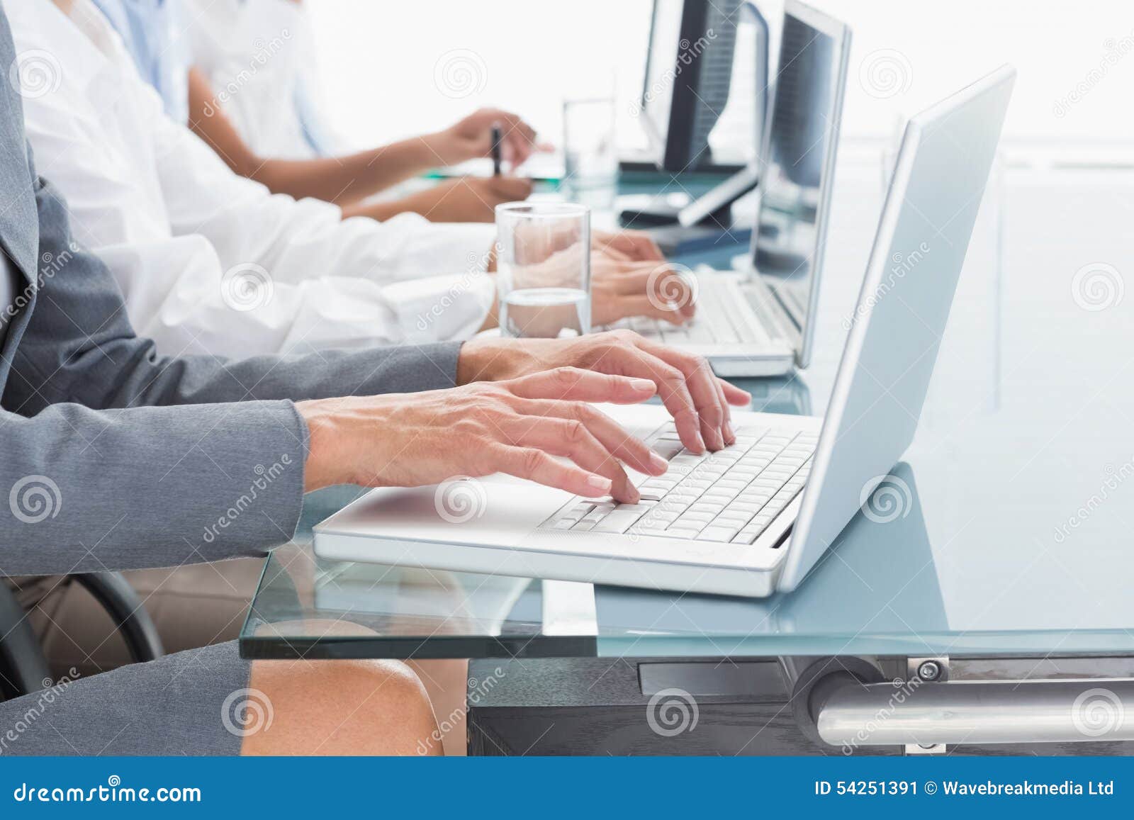 Gente Di Affari Che Per Mezzo Del Computer Portatile Immagine Stock ...