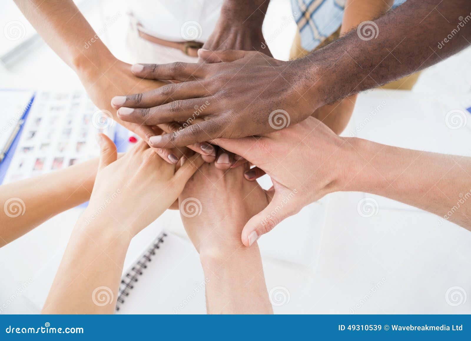 Gente Di Affari Che Si Prende Per Mano in Un Cerchio Immagine Stock ...