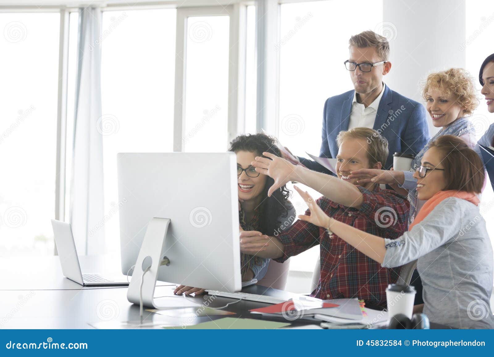 Gente Di Affari Che Utilizza Computer Nell'ufficio Fotografia Stock ...
