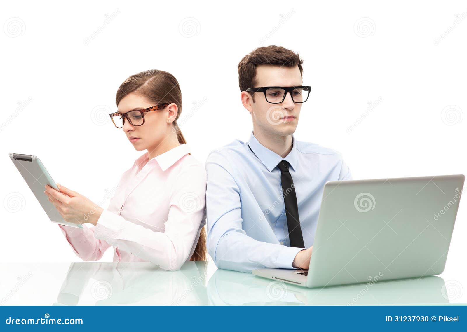 Gente Di Affari Con Il Computer Portatile E La Compressa Digitale ...