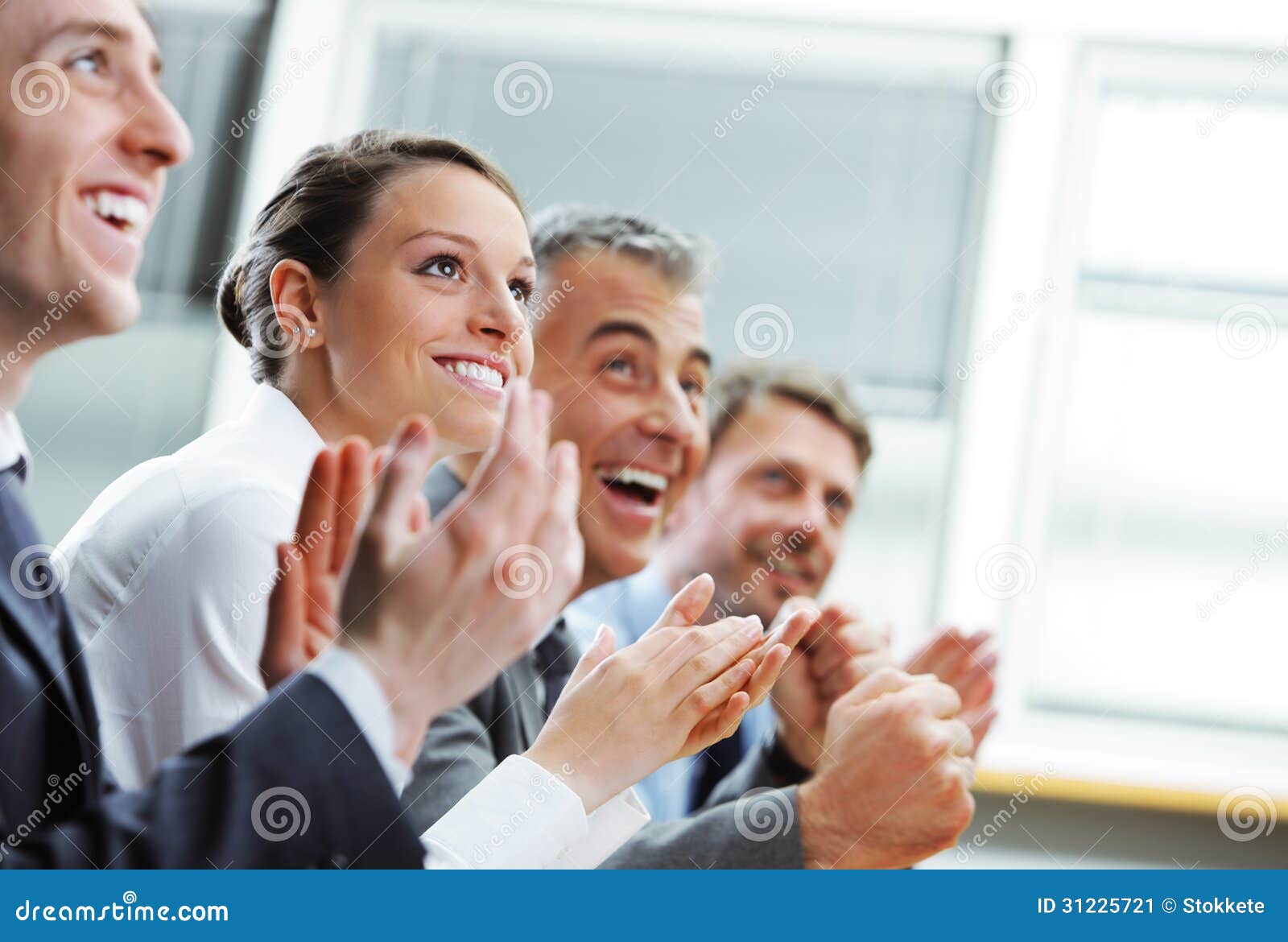 Gente di affari d'applauso immagine stock. Immagine di pubblici - 31225721