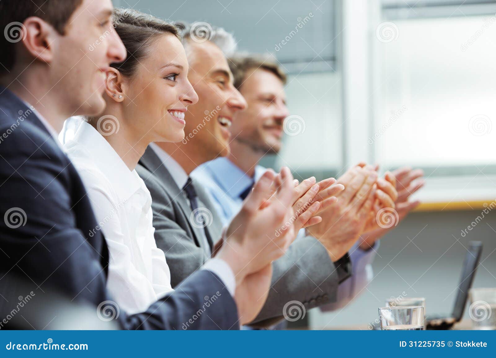 Gente di affari d'applauso immagine stock. Immagine di discussione ...