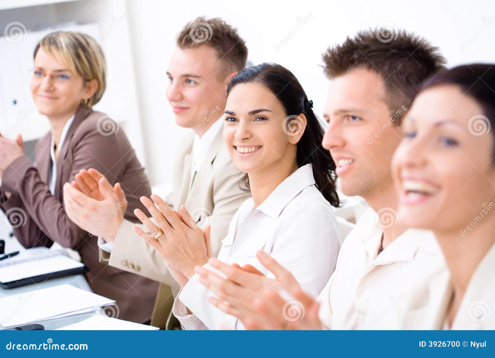 Gente di affari d'applauso fotografia stock. Immagine di soci - 3926700