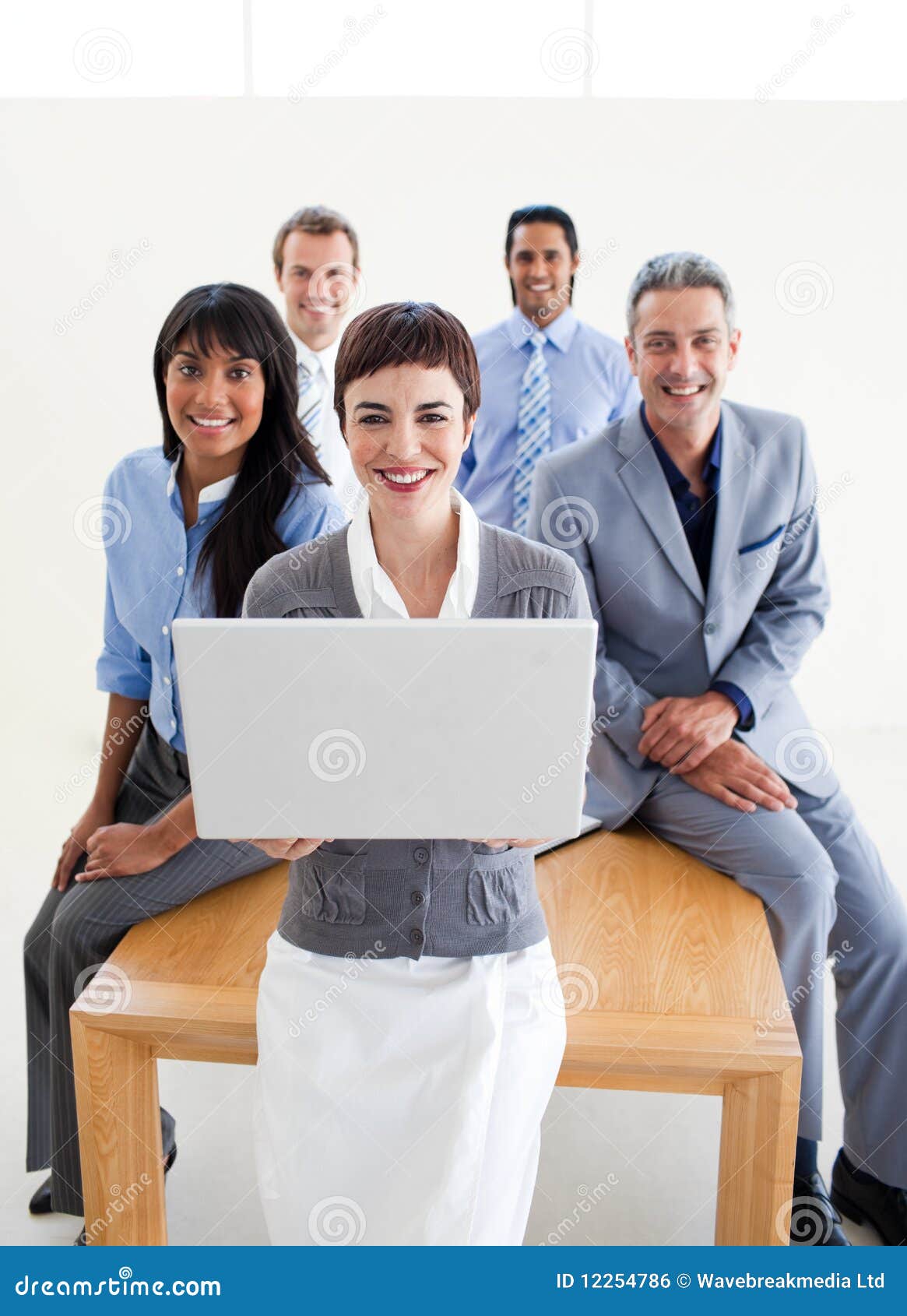 Gente Di Affari Sorridente Che Per Mezzo Di Un Computer Portatile ...