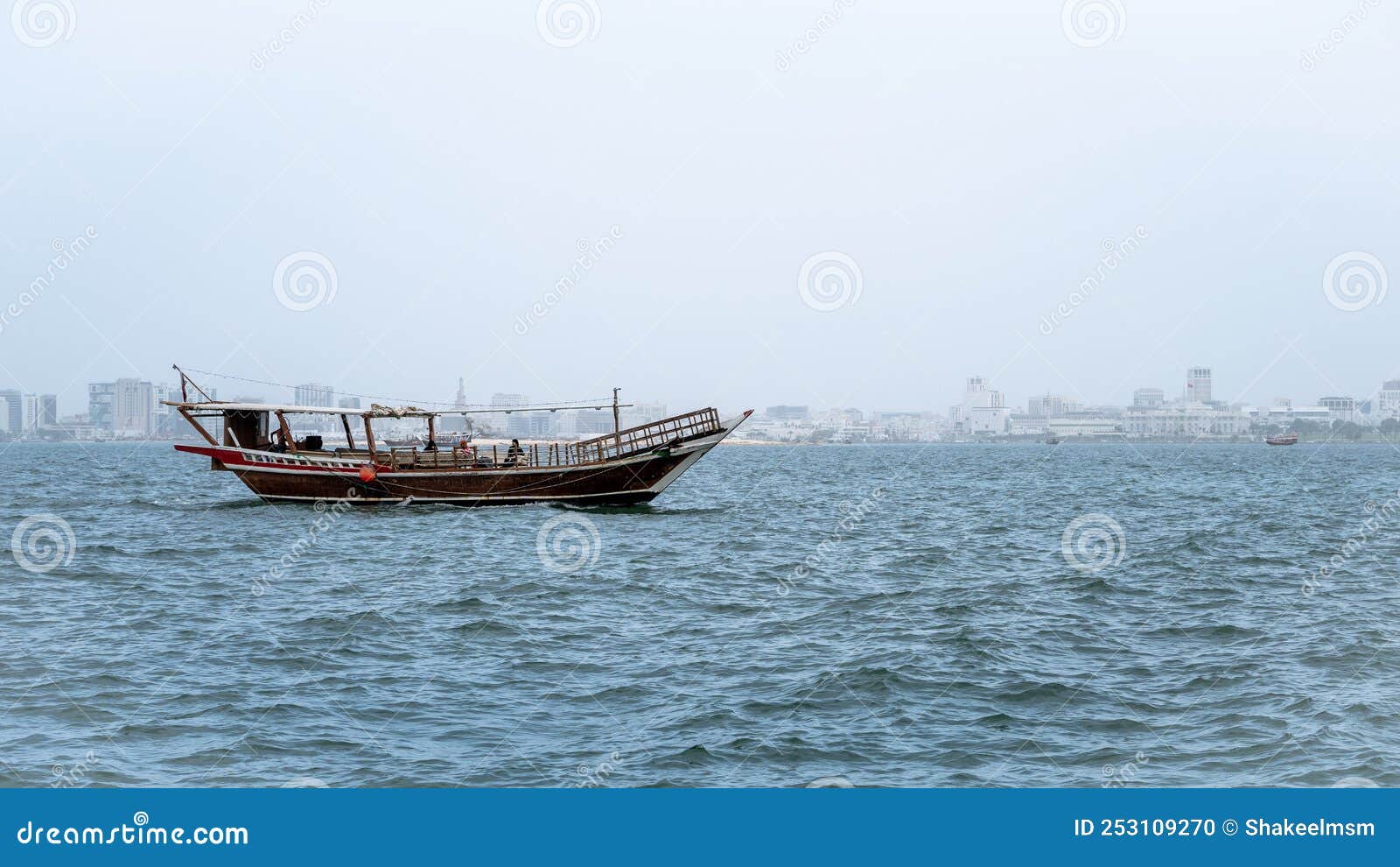 Gente En Botes Tradicionales De Dhow En La Cornisa De Qatar Foto de ...