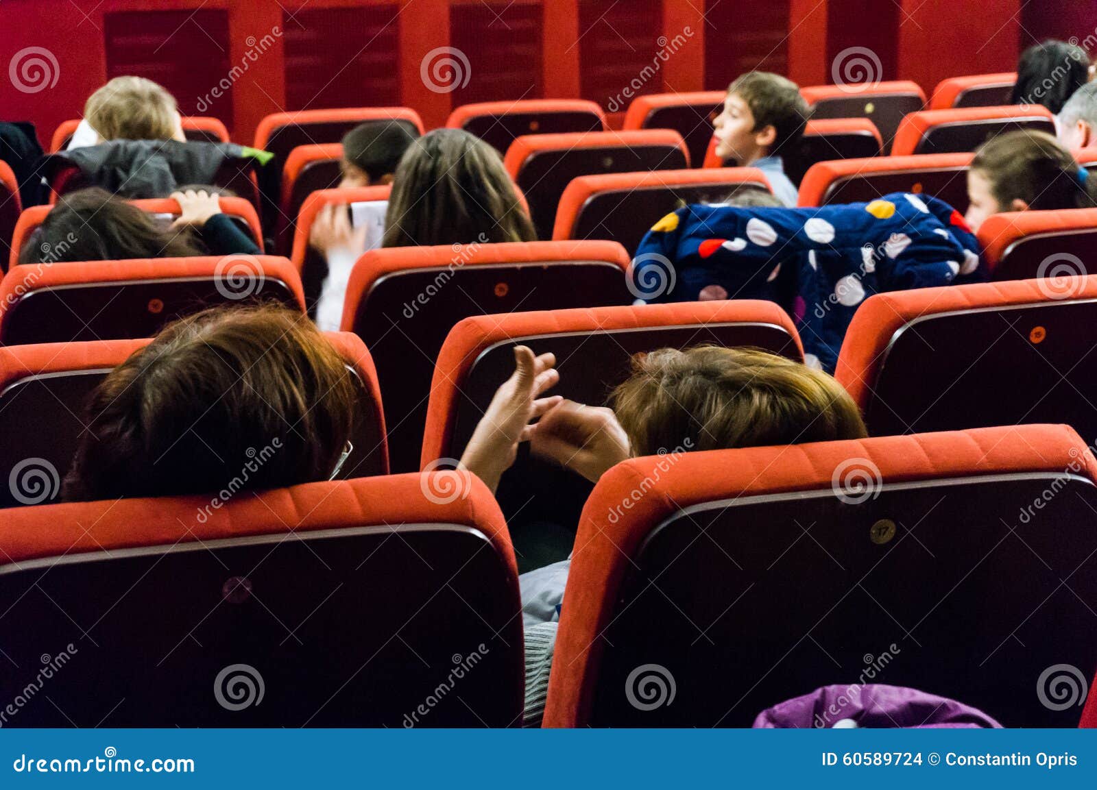 Gente en el cine imagen de archivo editorial. Imagen de familias - 60589724