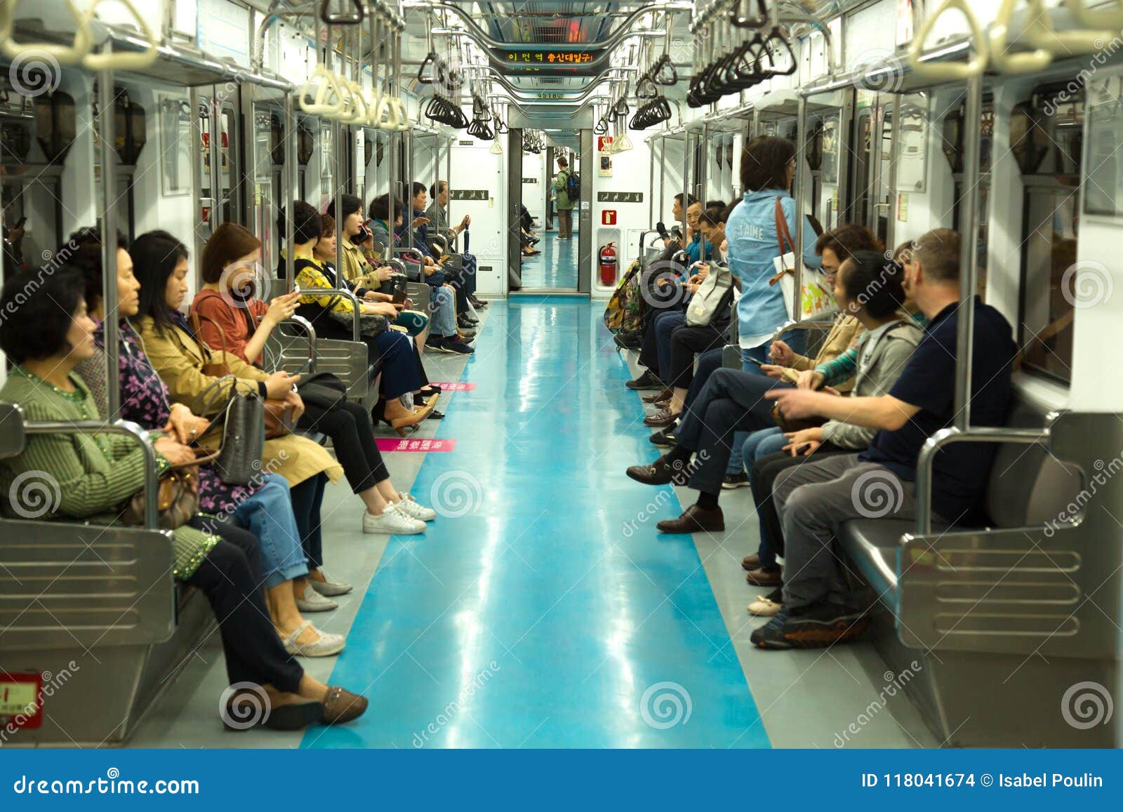 Gente En El Metro En Corea Del Sur Imagen de archivo editorial - Imagen ...