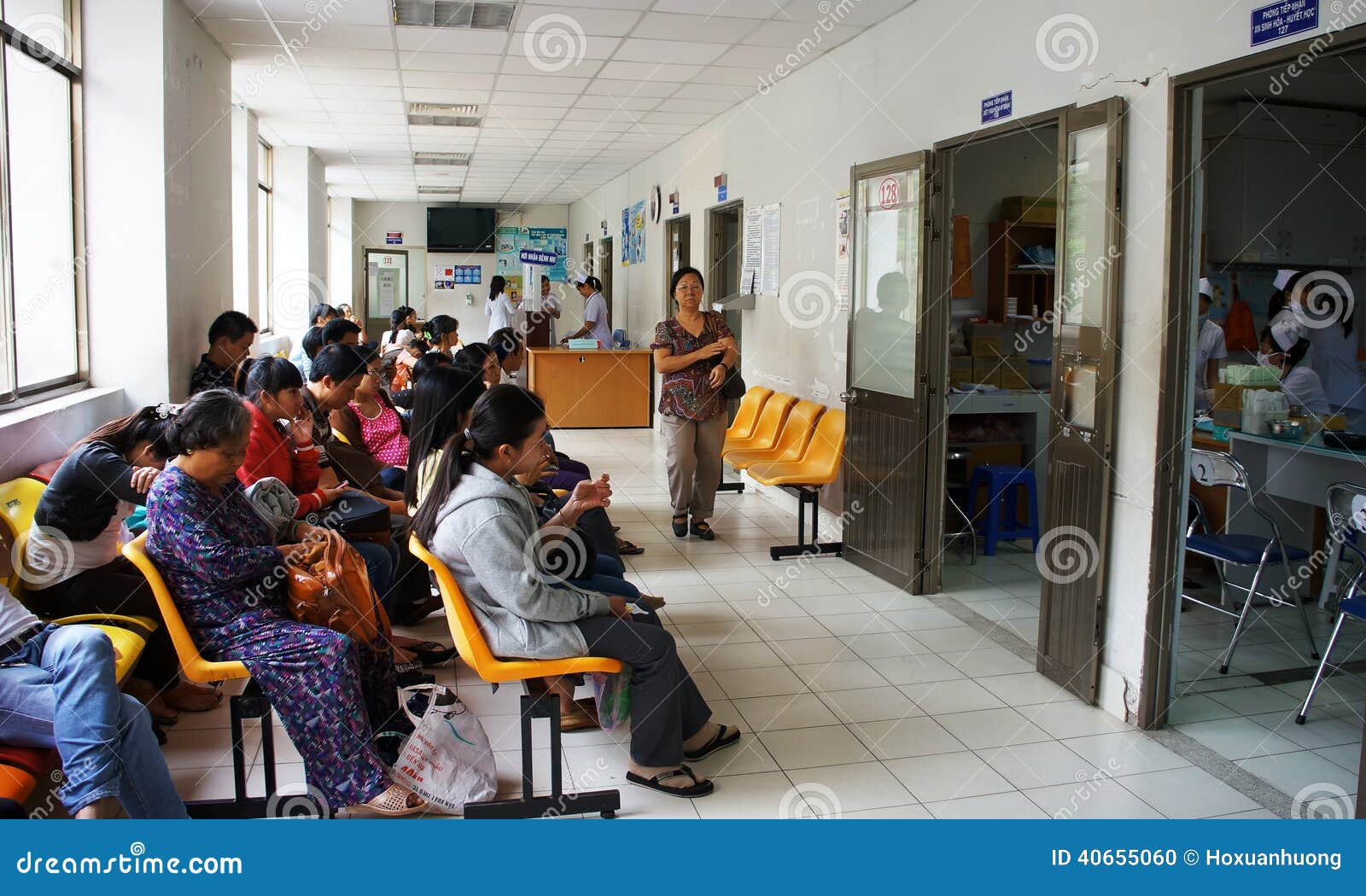 Gente Enferma Que Espera En El Hospital Imagen editorial - Imagen de ...