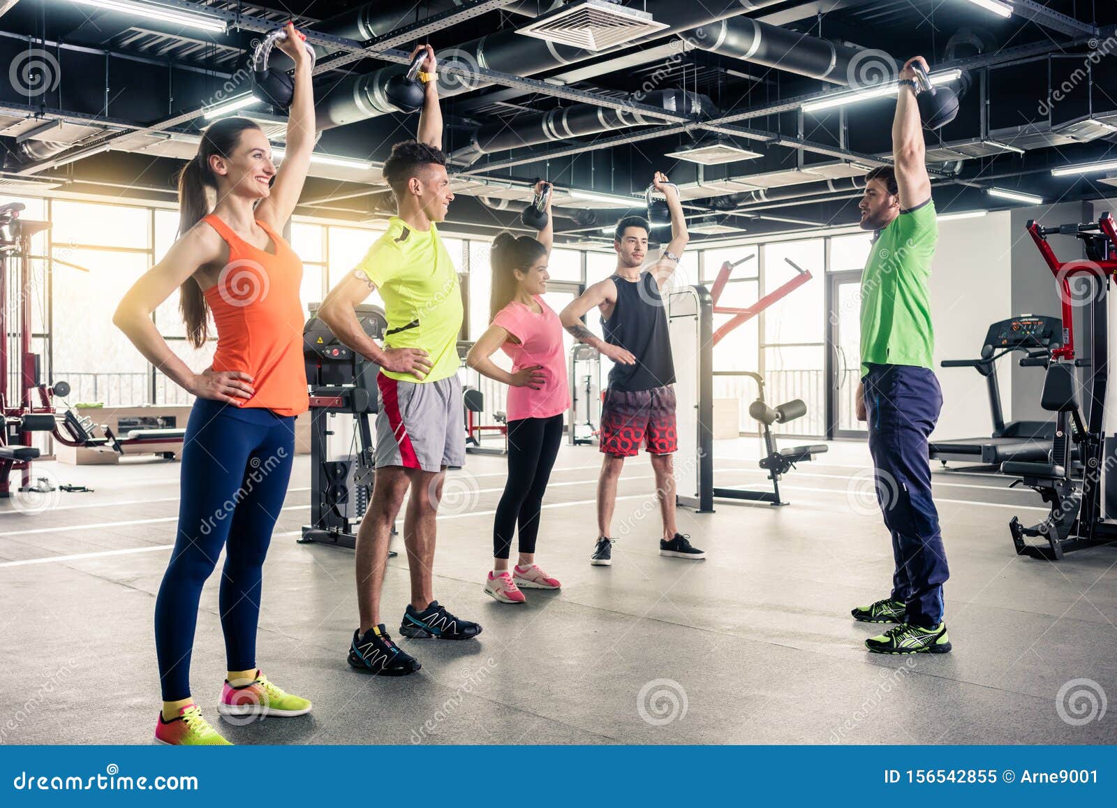 Gente Entrenando En El Gimnasio Imagen de archivo - Imagen de fila ...