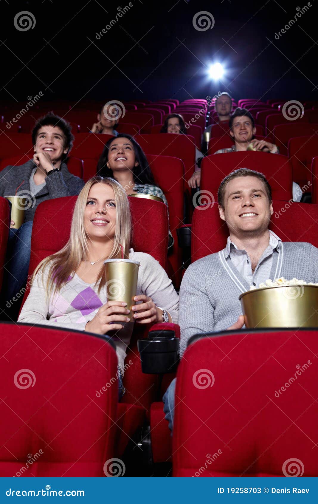 Gente feliz en el cine imagen de archivo. Imagen de grupo - 19258703