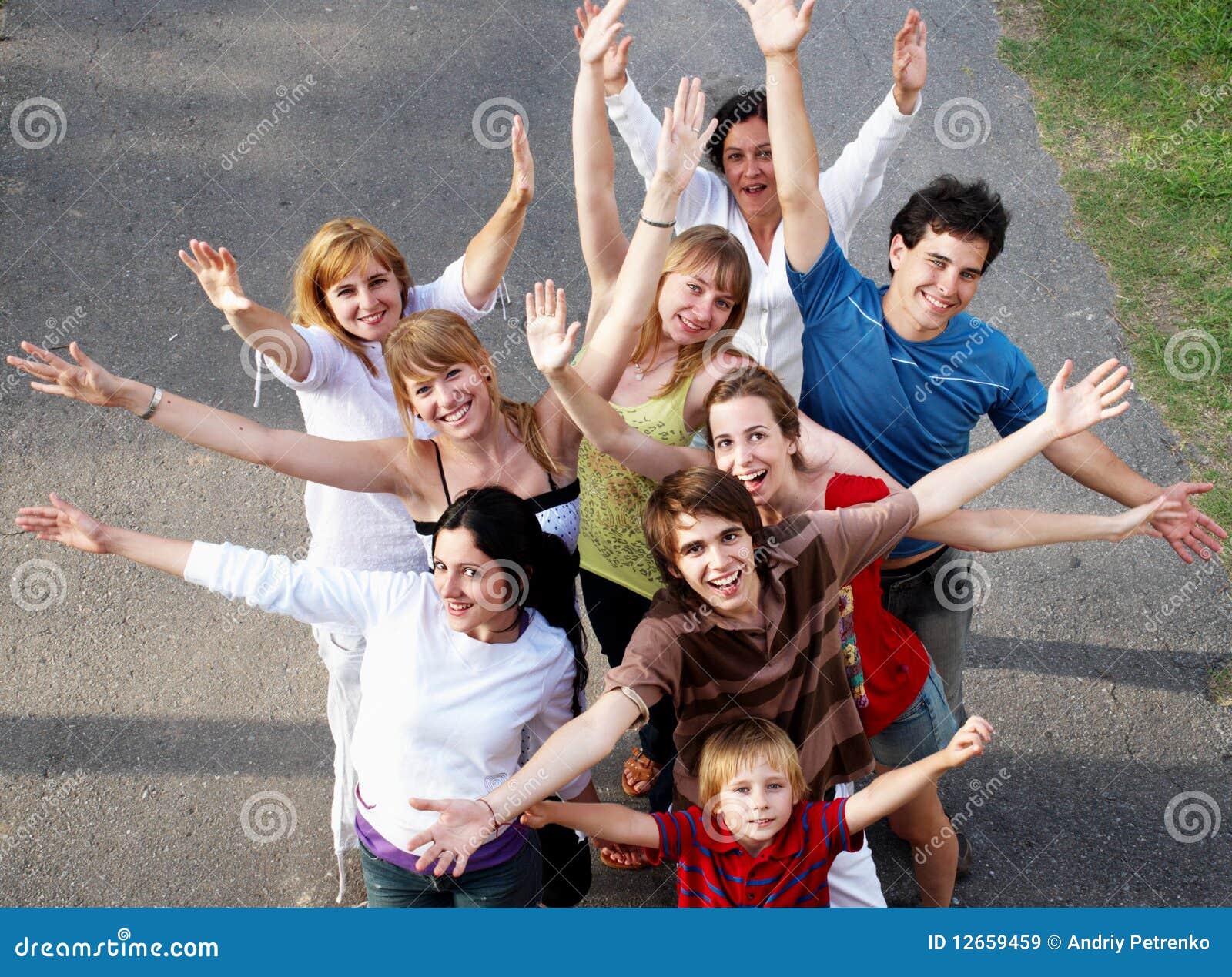 Gente Feliz Que Sonríe En Un Parque Imagen de archivo - Imagen de grupo ...