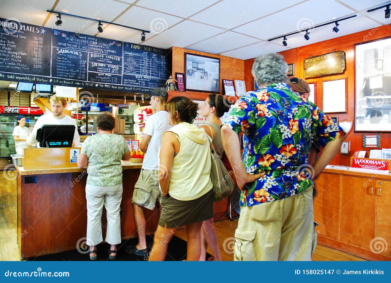 Gente Haciendo Cola Para Cenar Fotografía editorial - Imagen de ocupado ...