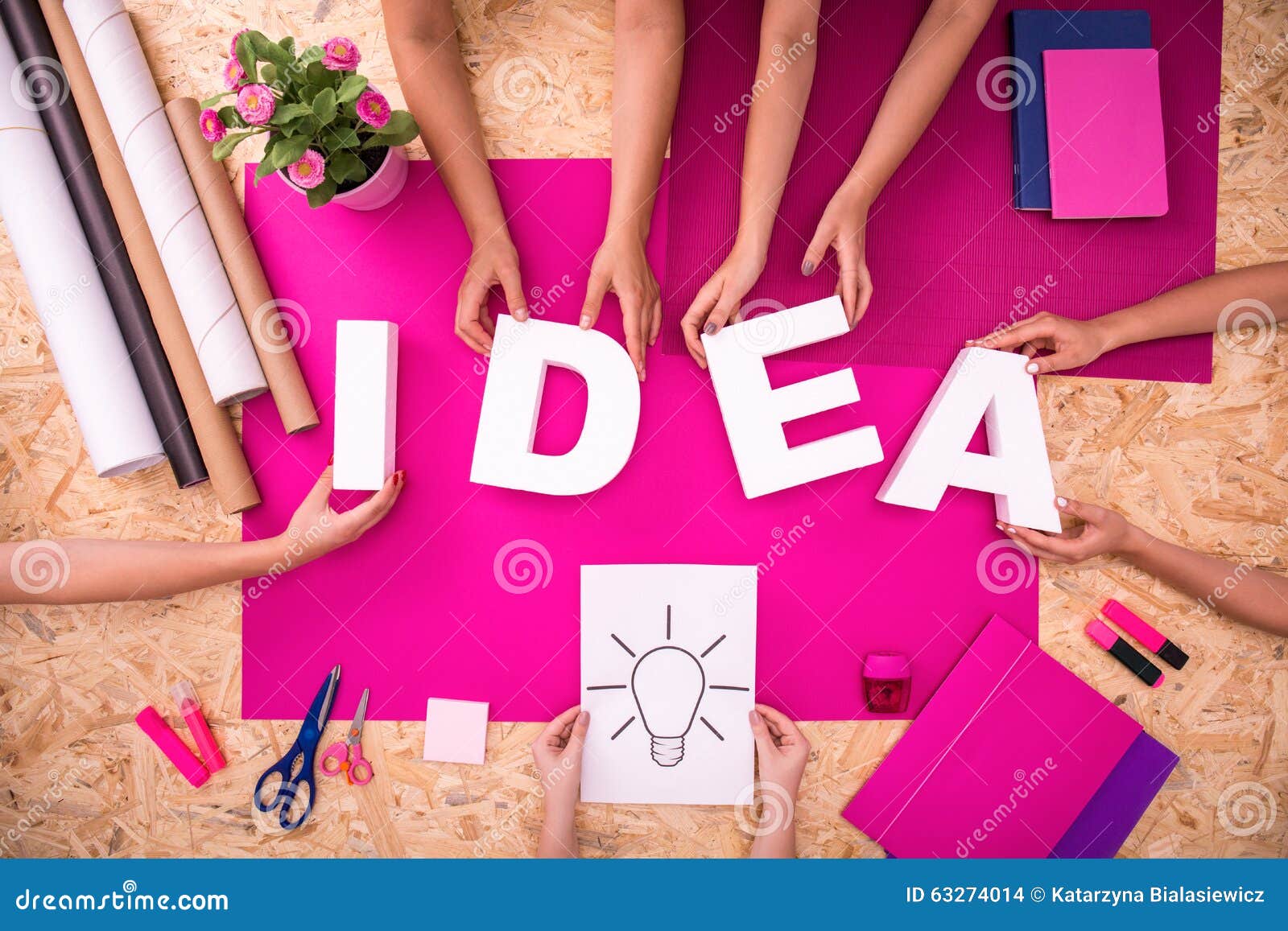 Gente Joven Con Idea Creativa Foto de archivo - Imagen de oficina ...