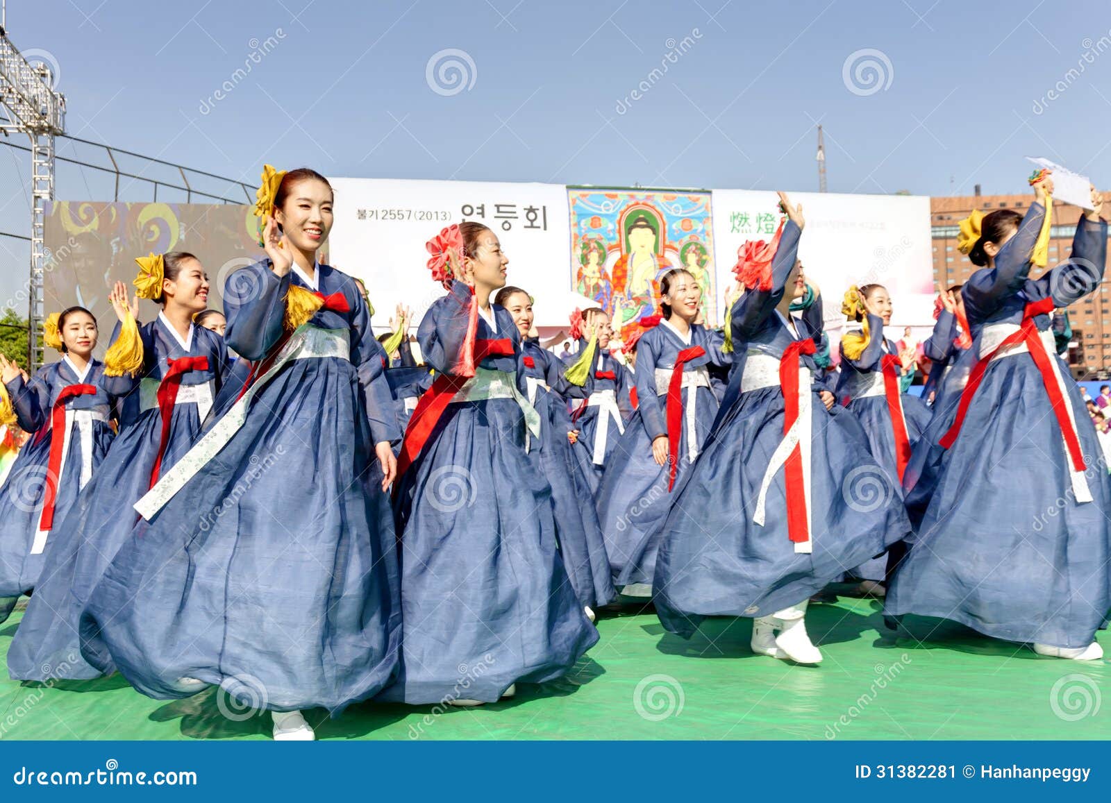 Gente Joven Coreana Que Celebra Para Lotus Lantern Foto editorial ...